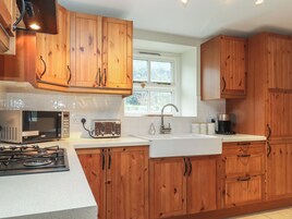 Um frigorífico, uma chaleira elétrica, uma torradeira 