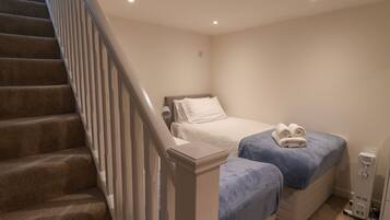 2 quartos, individualmente decorados, individualmente mobiliados