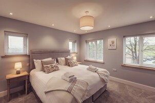 4 quartos, com decoração personalizada, com mobília individualizada 