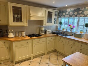 Geladeira, lava-louças, chaleira elétrica, torradeira