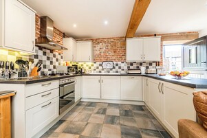 Um frigorífico, uma máquina de lavar louça, uma chaleira elétrica 