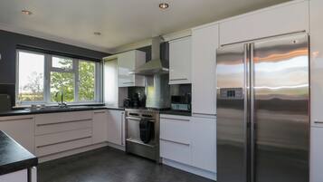 Geladeira, lava-louças, chaleira elétrica, torradeira