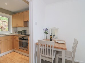 Um frigorífico, uma chaleira elétrica, uma torradeira