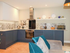 Um frigorífico, uma máquina de lavar louça, uma chaleira elétrica 