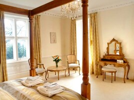 10 quartos, com decoração personalizada, com mobília individualizada 