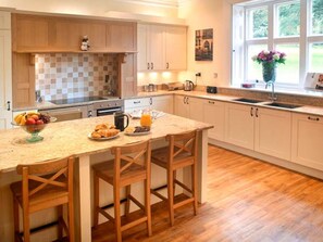 Uma máquina de lavar louça, utensílios de cozinha 