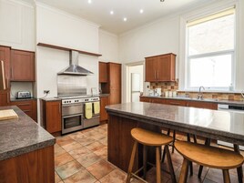 Um frigorífico, uma máquina de lavar louça, utensílios de cozinha