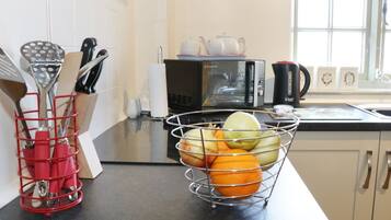 Um frigorífico, uma máquina de lavar louça, uma chaleira elétrica