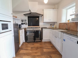 Um frigorífico, uma máquina de lavar louça, uma chaleira elétrica 