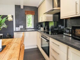 Um frigorífico, uma máquina de lavar louça, uma chaleira elétrica 