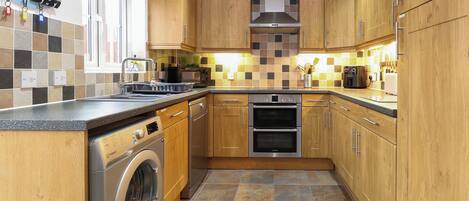 Um frigorífico, uma máquina de lavar louça, uma chaleira elétrica