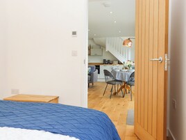 2 quartos, individualmente decorados, individualmente mobiliados