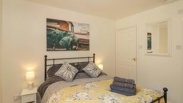 1 quarto, com decoração personalizada, com mobília individualizada