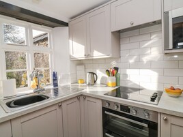 Geladeira, talheres/pratos/utensílios de cozinha