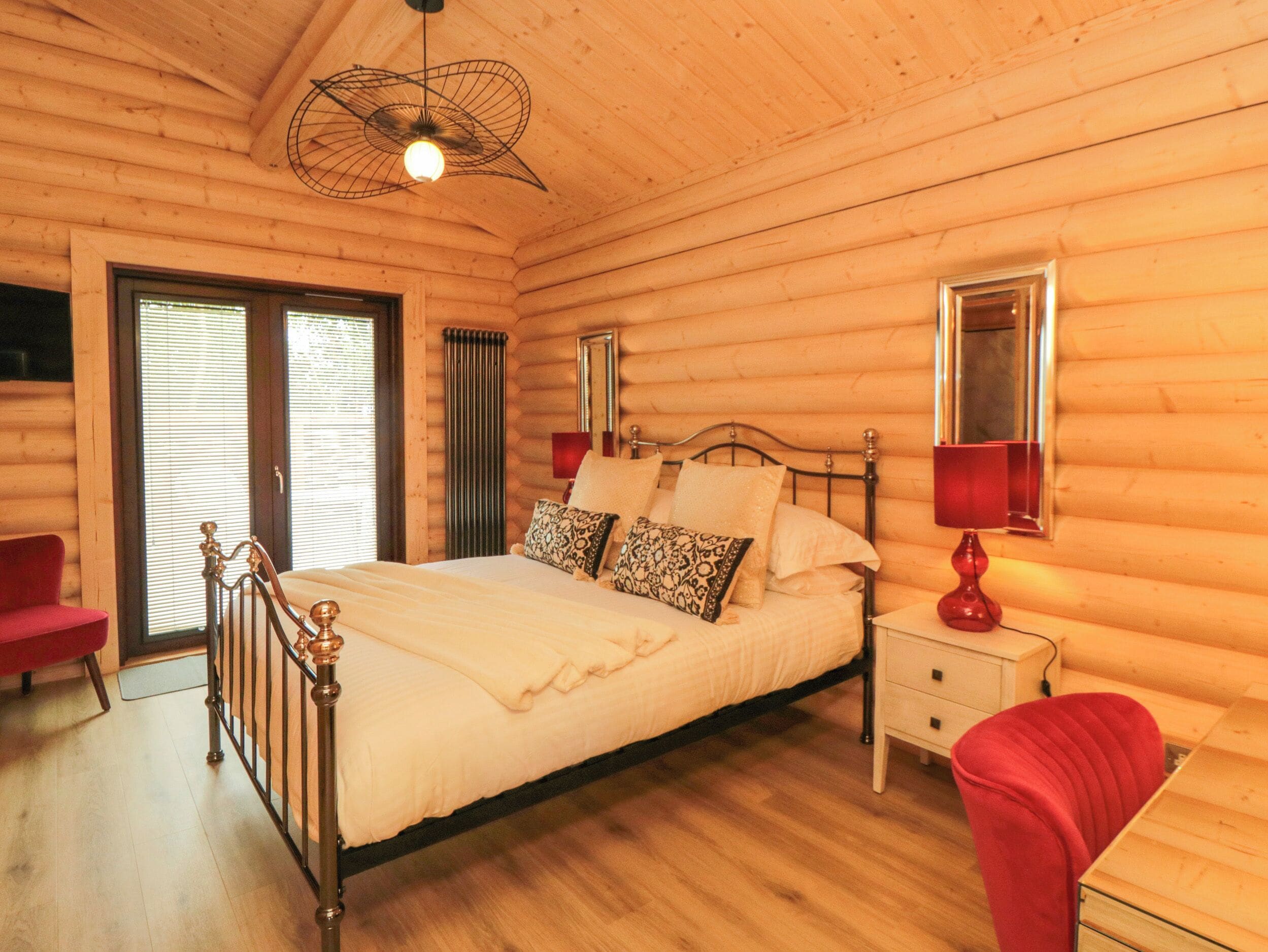 1 quarto, com decoração personalizada, com mobília individualizada 