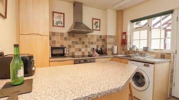 Uma máquina de lavar louça, utensílios de cozinha