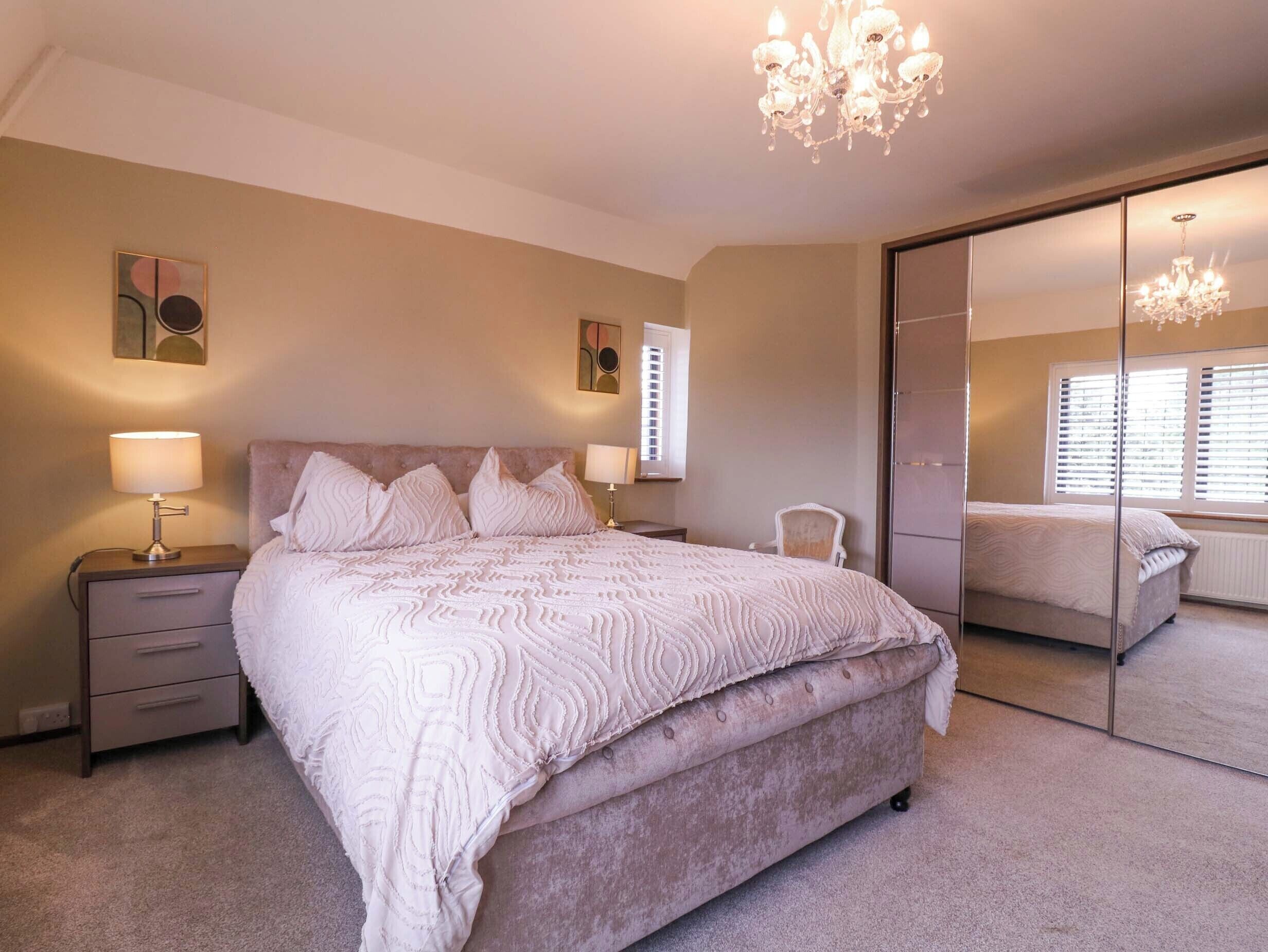 4 quartos, com decoração personalizada, com mobília individualizada 