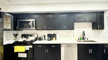 Quarto casal luxo, 1 cama King, para não fumantes, banheiro privativo | Cozinha compartilhada | Geladeira grande, micro-ondas, fogão, cooktop