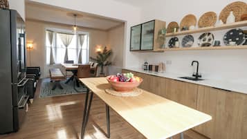 Uma máquina de lavar louça, utensílios de cozinha