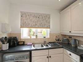 Um frigorífico, uma chaleira elétrica, uma torradeira 