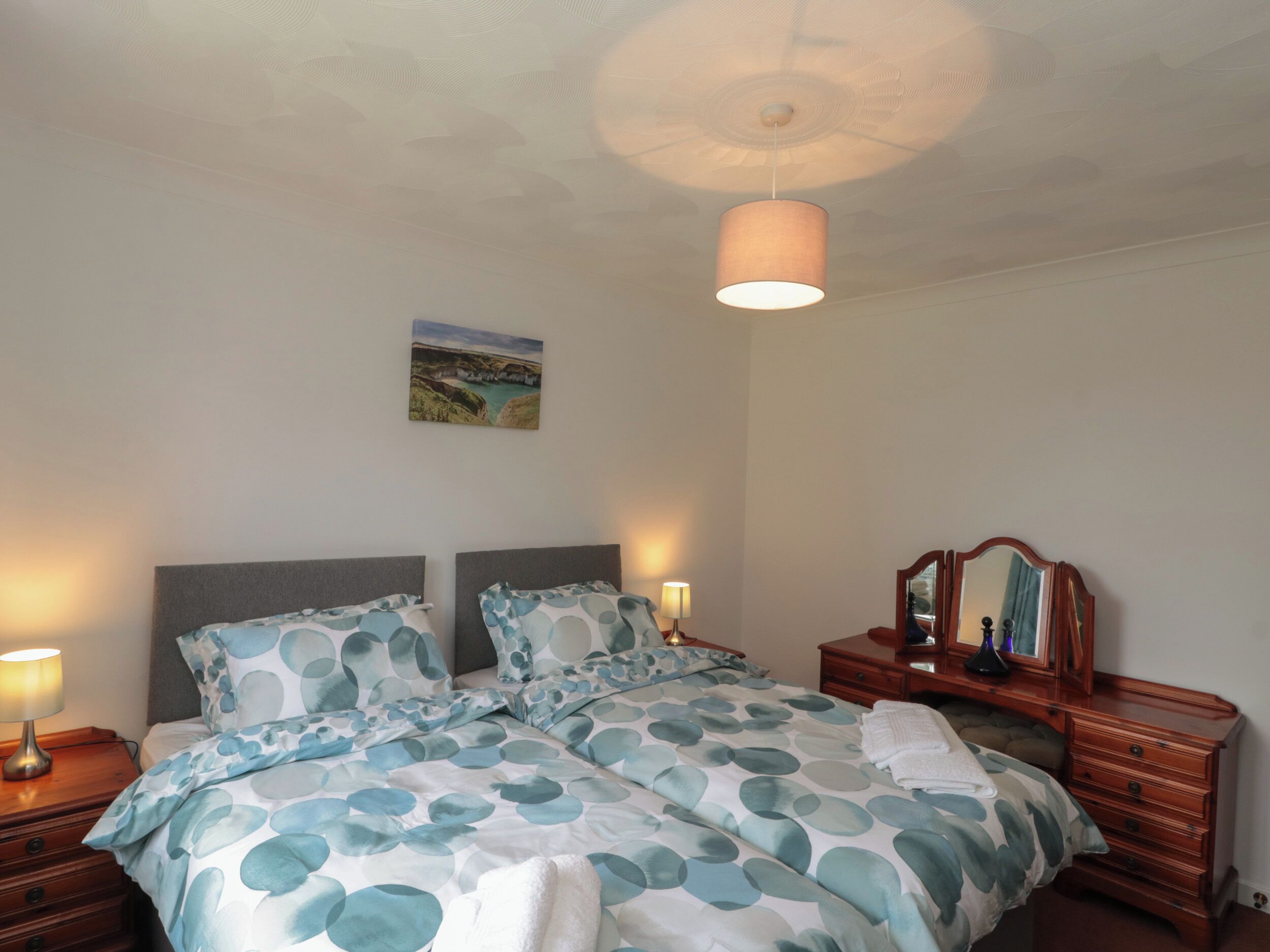 2 quartos, com decoração personalizada, com mobília individualizada 