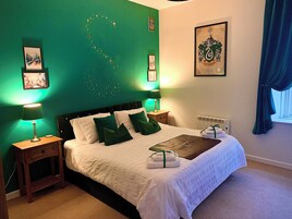 2 quartos, com decoração personalizada, com mobília individualizada 