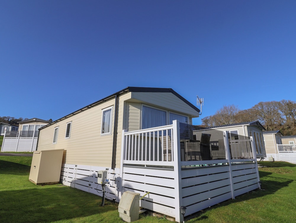 Tri-star House - Charmouth
