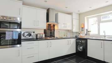 Um frigorífico, uma máquina de lavar louça, uma chaleira elétrica