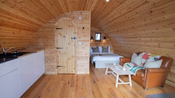 1 quarto, com decoração personalizada, com mobília individualizada