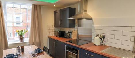 Um frigorífico, uma chaleira elétrica, uma torradeira