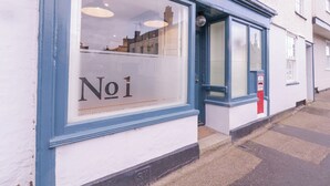 Um edifício com uma grande janela exibindo o nome "Noi".