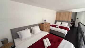 Apartamento Comfort, varanda, vista para o pátio | 1 quarto, cortinas/cortinados opacos, quartos insonorizados