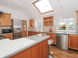 Geladeira, lava-louças, chaleira elétrica, torradeira