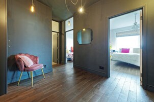 2 quartos, com decoração personalizada, com mobília individualizada 