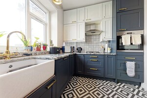 Geladeira, lava-louças, torradeira