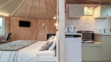 1 quarto, com decoração personalizada, com mobília individualizada