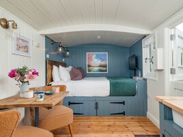 1 quarto, com decoração personalizada, com mobília individualizada 