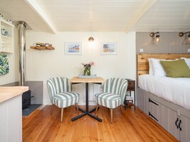 1 quarto, com decoração personalizada, com mobília individualizada 