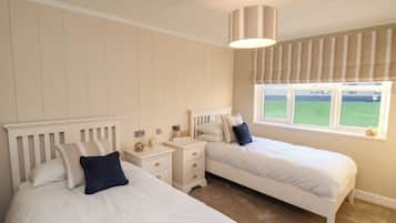 2 quartos, individualmente decorados, individualmente mobiliados