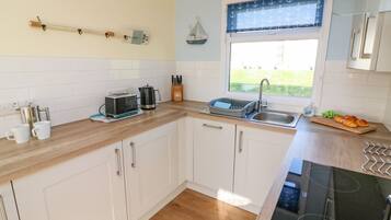 Geladeira, lava-louças, chaleira elétrica, torradeira