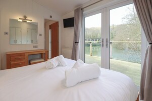 2 quartos, com decoração personalizada, com mobília individualizada 