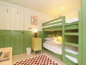 4 quartos, com decoração personalizada, com mobília individualizada