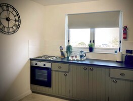 Um frigorífico, uma chaleira elétrica, utensílios de cozinha 