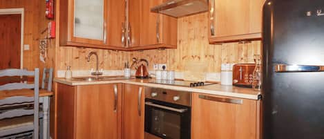 Um frigorífico, uma chaleira elétrica, utensílios de cozinha