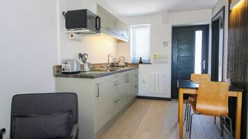 Um frigorífico, uma chaleira elétrica, uma torradeira