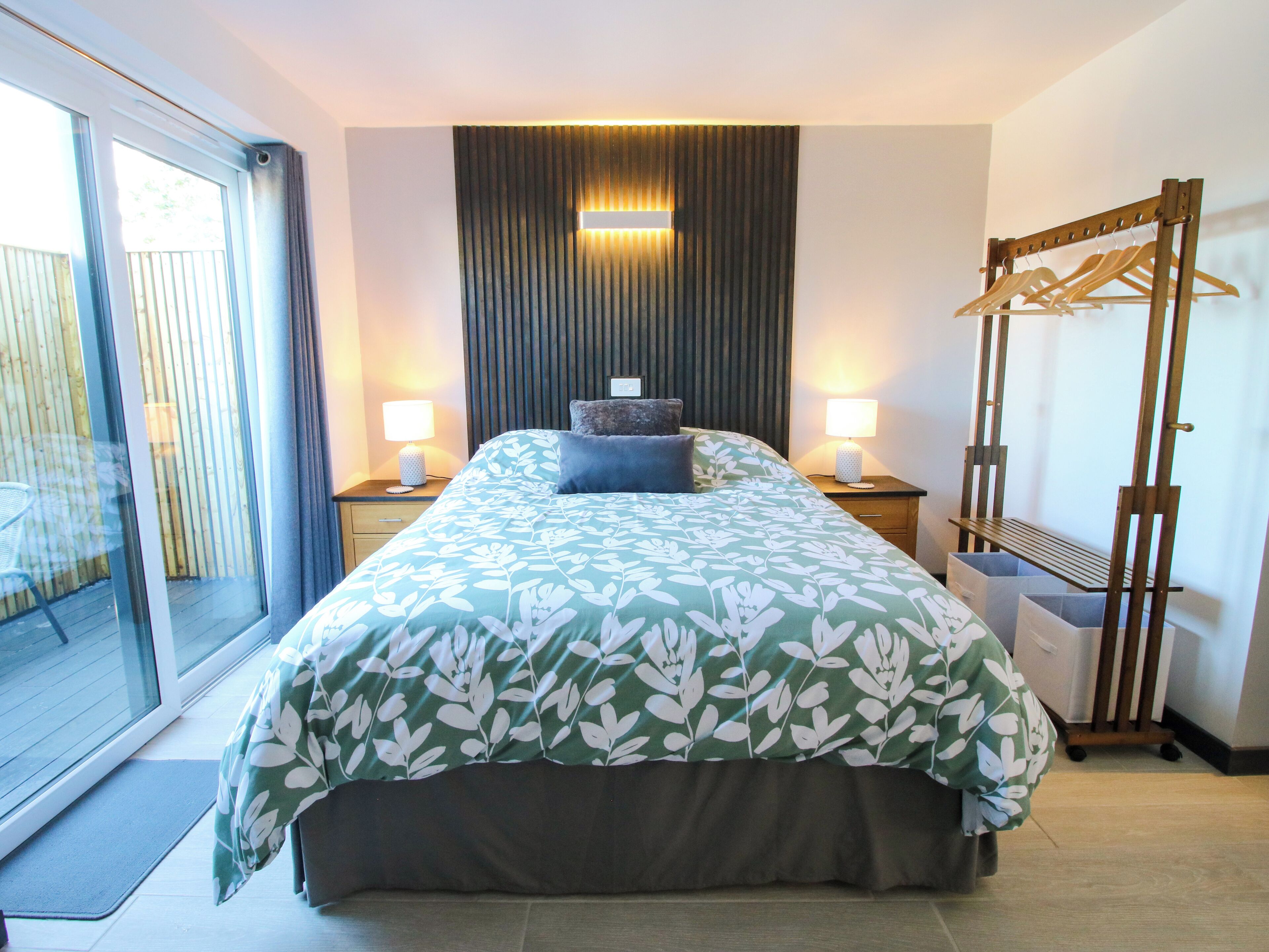1 quarto, com decoração personalizada, com mobília individualizada 