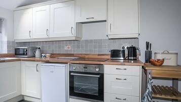 Um frigorífico, uma chaleira elétrica, uma torradeira