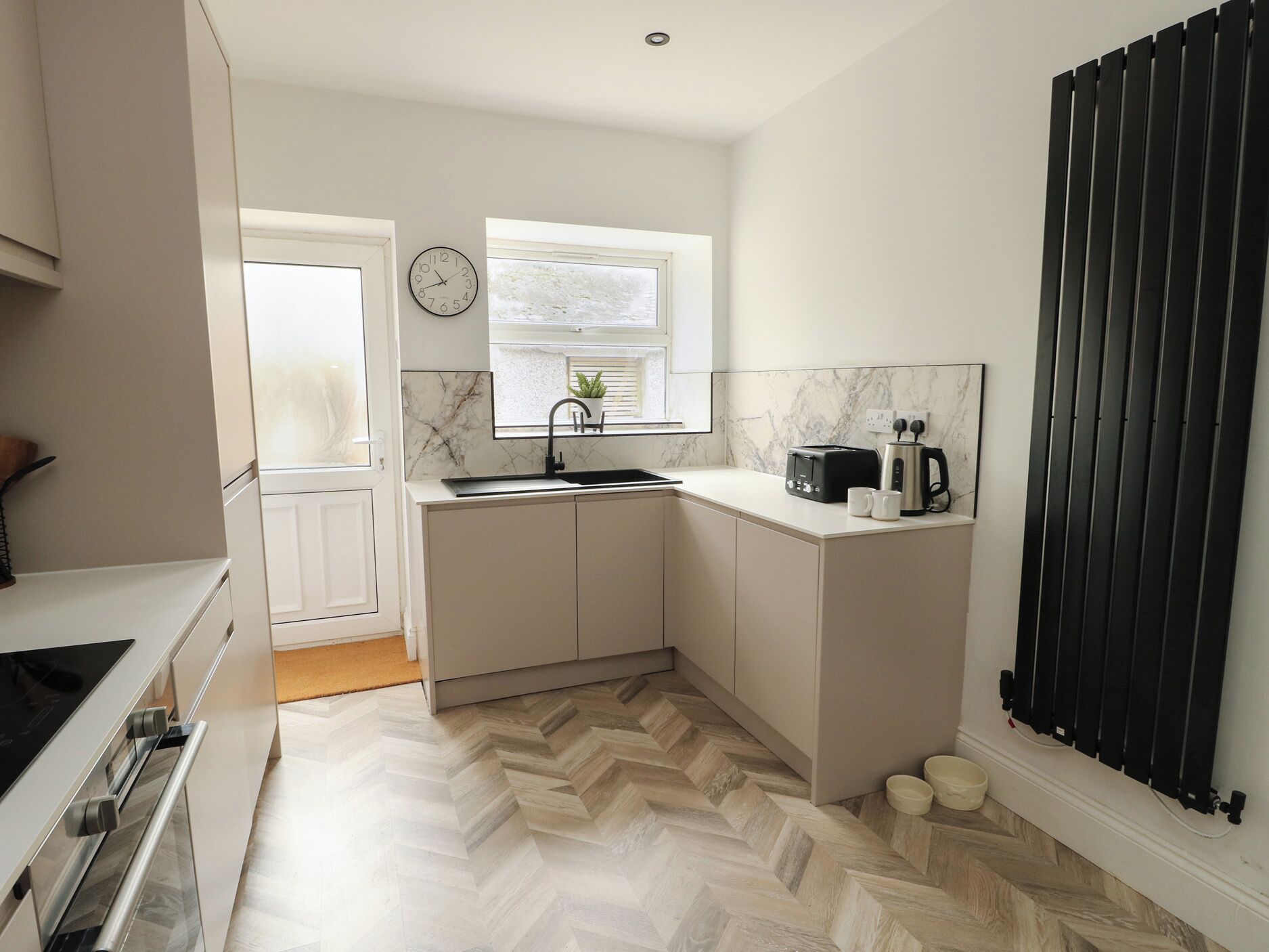 Geladeira, lava-louças, chaleira elétrica, torradeira