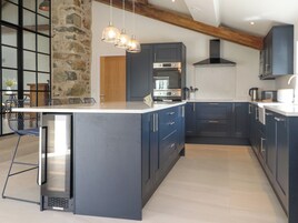 Um frigorífico, uma máquina de lavar louça, uma chaleira elétrica 