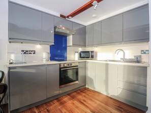 Um frigorífico, uma chaleira elétrica, uma torradeira